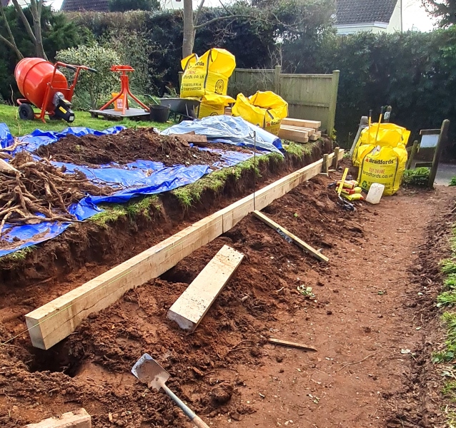 Oak Sleeper Wall and Hedgerow | Hartnell Gardens